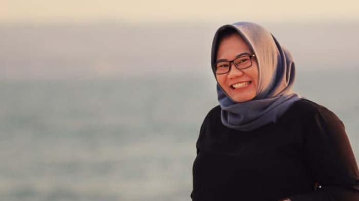 Potret Herninda Cintia Kemala Sari, Bersiasat dengan Waktu - Surya.co.id