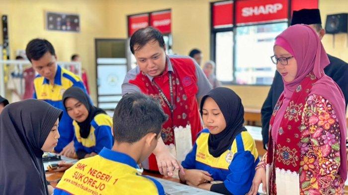 Program Sharp Class Dipercaya Bisa Tingkatkan Softskill Lulusan SMKN 1 Sukorejo Pasuruan - Surya ...
