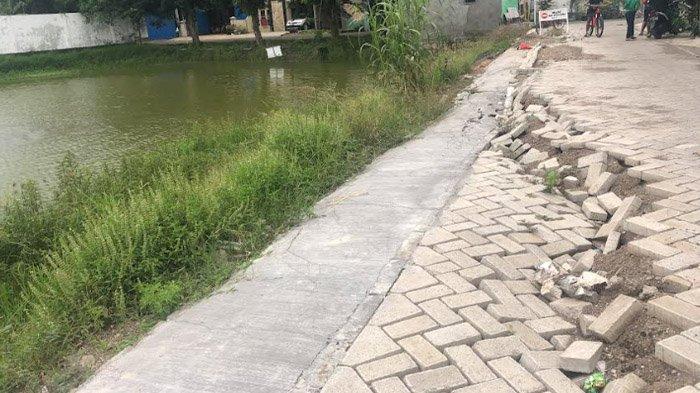 Baru Berumur 5 Bulan, Jalan Paving Baru di Desa Boboh Gresik Sudah ...