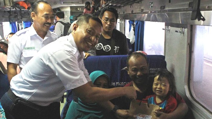 Meriahkan Hari Anak Nasional, Penumpang Anak-anak Dapat Suvenir dari PT KAI Daop 9 Jember ...