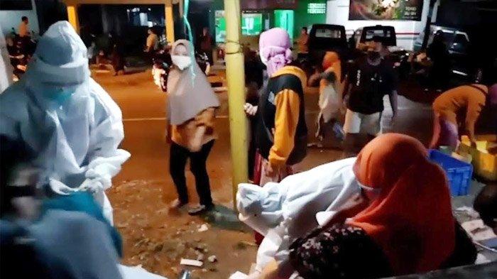 Ratusan Pedagang Dua Pasar di Bojonegoro Jalani Rapid Test, 82 Orang ...
