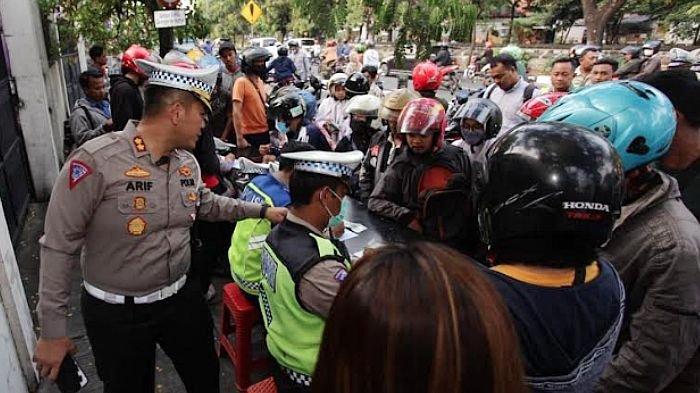 Wajib Tahu, Razia SIM Sanksi Tilang Kembali Berlaku di Surabaya - Surya.co.id