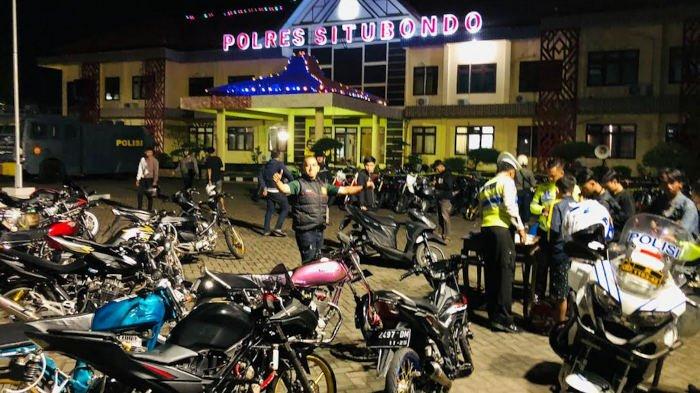 Razia Balap Liar, Polres Situbondo Kembali Amankan Puluhan Sepeda Motor - Surya.co.id