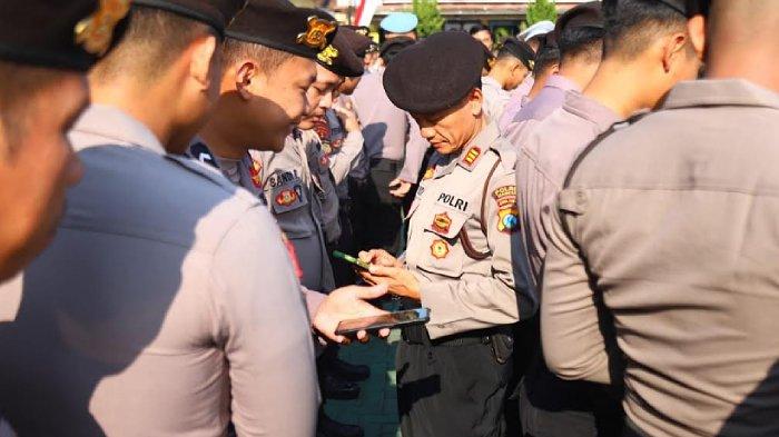 Antisipasi Judi Online, Mendadak Wakapolres Magetan Periksa Handphone Para Anggota - Surya.co.id