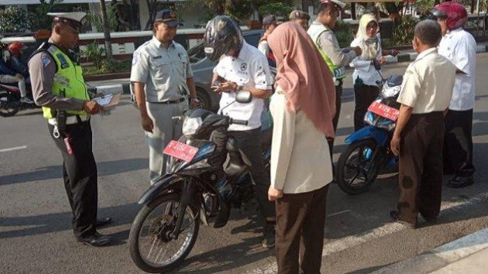 Razia Kendaraan Pelat Merah di Lamongan, Banyak yang Telat Bayar Pajak - Surya.co.id