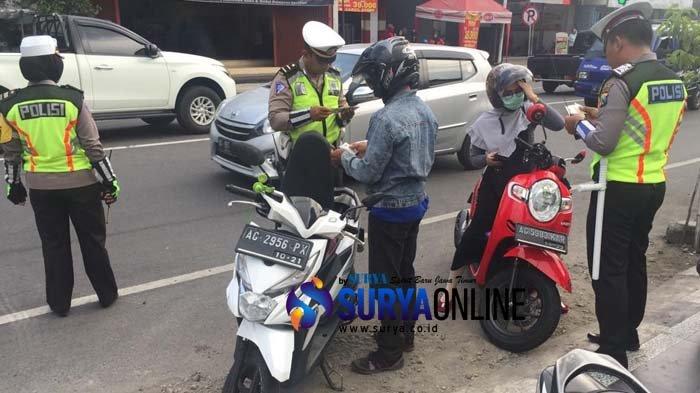 Detik-detik Siswi SMP Diduga Dipukul Pakai HT Polisi saat Razia & Alami ...