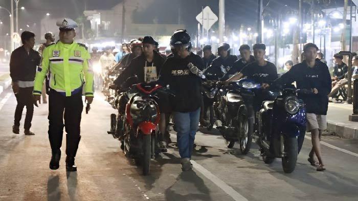 Motor Berknalpot Brong Tak Langsung Ditilang Saat Perayaan Malam Tahun Baru 2024 di Bojonegoro ...