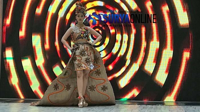 Recycle Fashion Competition 2019, Soeharsini Padukan Karung Goni dengan ...