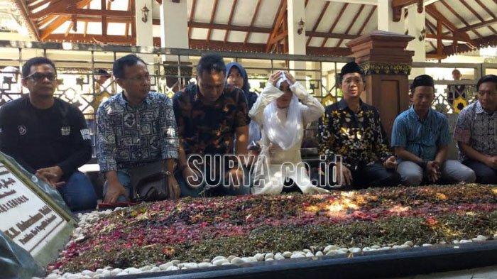 Saat Rieke 'Oneng' Diah Pitaloka Ziarah ke Makam Gus Dur di Jombang, Ia ...