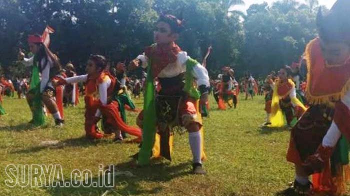 Peringati Hari Pendidikan Nasional, 1.073 Pelajar Menari Remo di Alun ...
