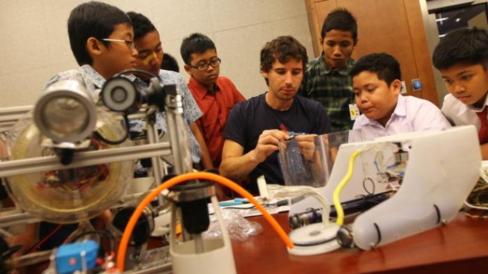 Eric Stackpole Ciptakan Robot Bawah Laut dalam Dua Minggu - Surya.co.id