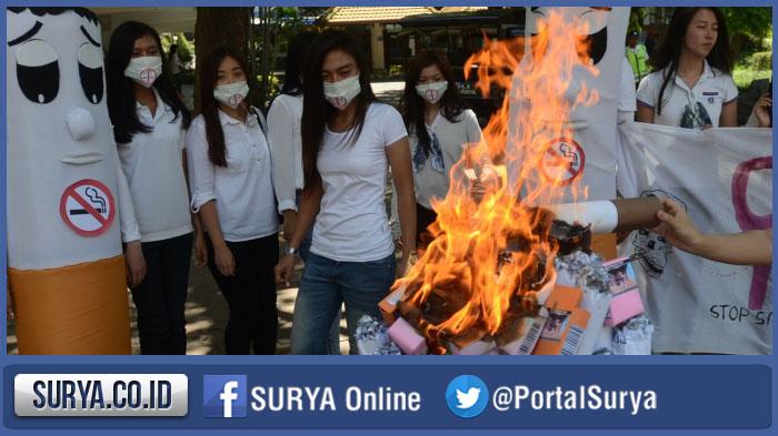 Rokok Raksasa Meminta Rokok Mahasiswa untuk Ditukar dengan Permen ...
