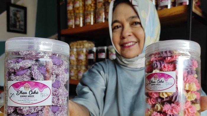 Susilorini Tetap Bertahan 35 Tahun Produksi Roti Mawar Khas Lebaran di ...
