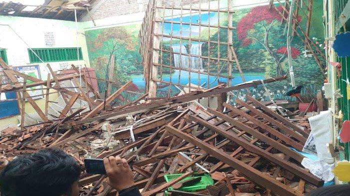 Berita ruang kelas rata dengan tanah Terbaru Hari Ini - Surya.co.id