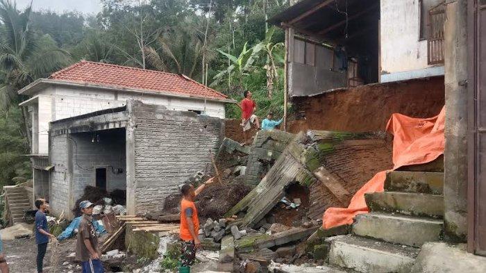 Rumah Ambruk Akibat Tanah Longsor di Desa Siki Trenggalek, Berawal Hujan Lebat - Surya.co.id