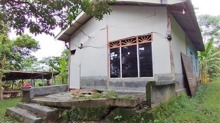 Tanah Gerak, Belasan Rumah di Pacitan Rusak Hingga Terancam Ambruk - Surya.co.id