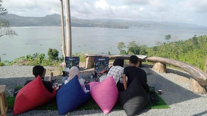 JLS Tulungagung-Trenggalek Ramai Wisatawan, Para Penjual Dadakan Meraup Untung - Surya.co.id