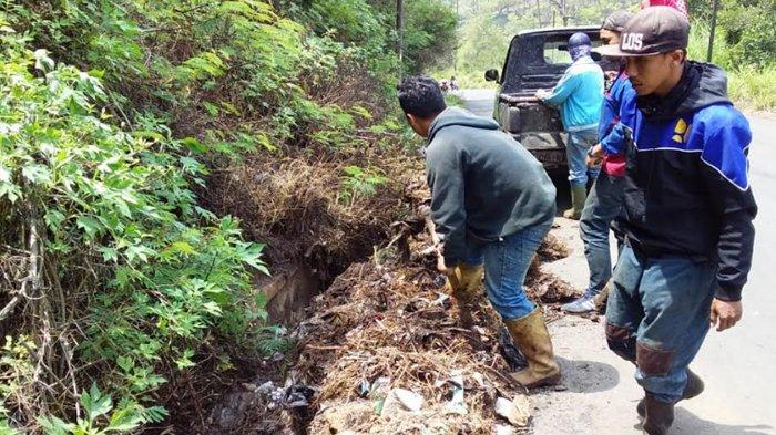 Sampah Menumpuk Sumbat Gorong-gorong di Kota Batu - Surya.co.id