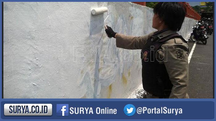 Aksi Corat-coret Ganggu Keindahan, Satpol PP Cat Ulang Dinding Jembatan ...
