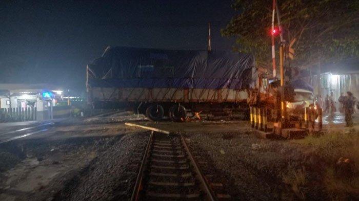 Perlintasan Antara Stasiun Saradan - Bagor Terhalang Truk, 5 Perjalanan ...