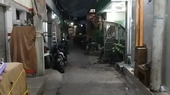 Dua Pria Bersarung Satroni Pemukiman di Bubutan Surabaya, Motor Penjual ...