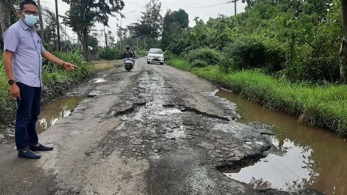 Dewan Tuding Pemkab Gresik Lambat, Kerusakan Jalan Raya Metatu - Benjeng makin Parah - Surya.co.id