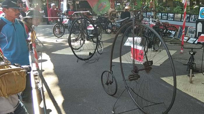 Sepeda Kuno Berusia 140 Tahun Dipamerkan di Acara Temu Onthel Nasional ...