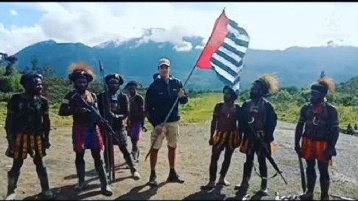 Siapa Sosok Bule yang Pegang Bendera Bintang Kejora OPM di Tengah KKB ...