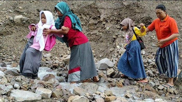 Prihatin Siswanya Menantang Maut Demi Sekolah, Guru SDN Kemuning 3 ...