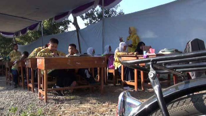 Atap Rusak, Siswa SD di Jombang Belajar di Tenda Darurat - Surya.co.id