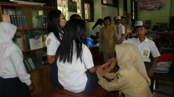 Siswi SMP Kesurupan di Halaman Sekolah - Surya.co.id