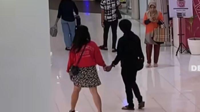 SOSOK Puri Pacar Tiko yang Rela Bantu Merawat Ibu Eny di Rumah Mewah ...