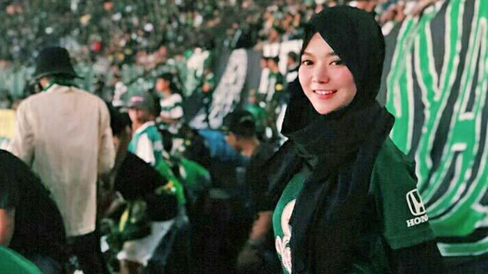 Potret Dena Andrea Sullivan, Selalu Bawa Atribut Bonek ke Mana-Mana ...