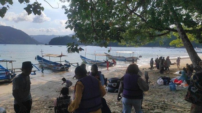 Berkah JLS, Pantai Pasir Putih Trenggalek Catatkan Kunjungan Wisatawan ...