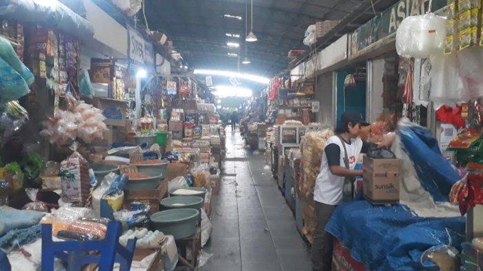 Pedagang Pasar Baru Gresik Belum Menaikkan Harga Sembako meski BBM Naik ...