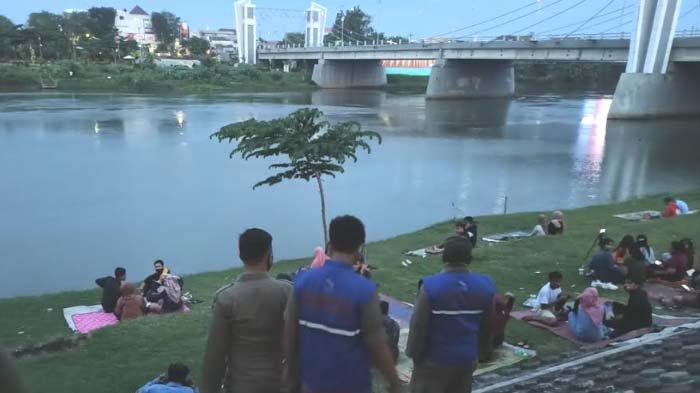 Warung Lesehan Bantaran Sungai Brantas Kota Kediri Dibubarkan karena ...