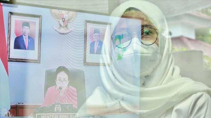 Surat Menyentuh Bupati Ipuk Untuk Wanita Korban Kekerasan, Istri Azwar Anas juga Bagikan Alat ...