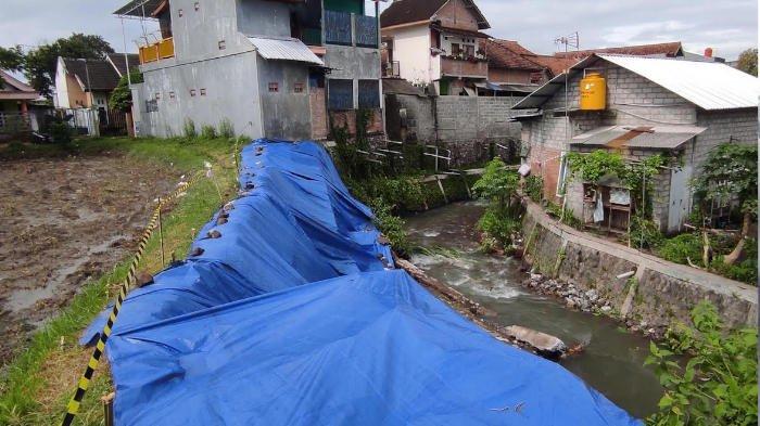 Masih Dikaji, Perbaikan Bangunan Talud Sungai Longsor di Kota Blitar ...