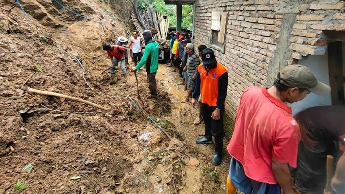 Tanah Longsor di Trenggalek Jebol Dinding Rumah Warga, BPBD Minta Masyarakat Selalu Waspada ...