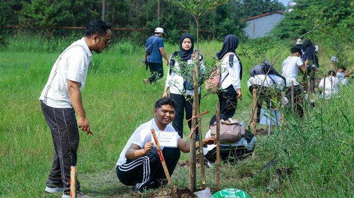 Peringati Hari Bumi, Wabup Gresik Pimpin Treevolution Lewat Penanaman 500 Pohon di Hutan Kota ...