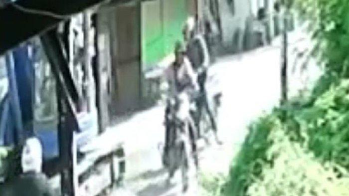 Dua Pencuri Terekam CCTV Bobol Bengkel Las di Jalan Semampir Tengah, Gondol Motor Satria FU ...