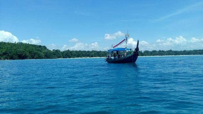 Discovering Teluk Banyu Biru, The Exotic Hidden Heaven of Banyuwangi ...