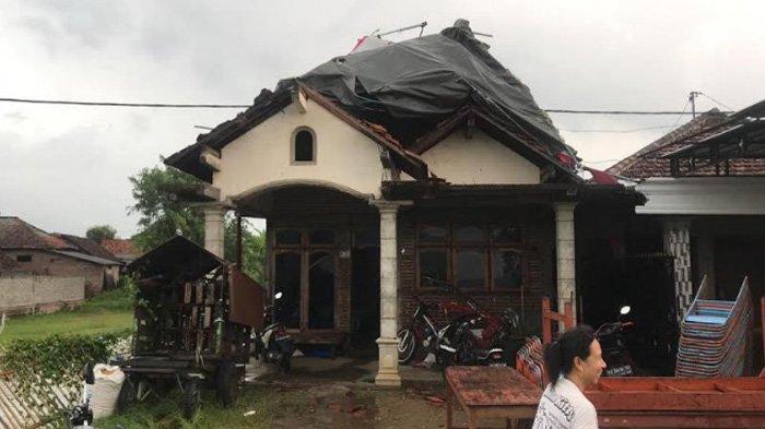 Dua Tenda TPS Pemilu di Tulungagung Terbang Terbawa Angin Kencang ...