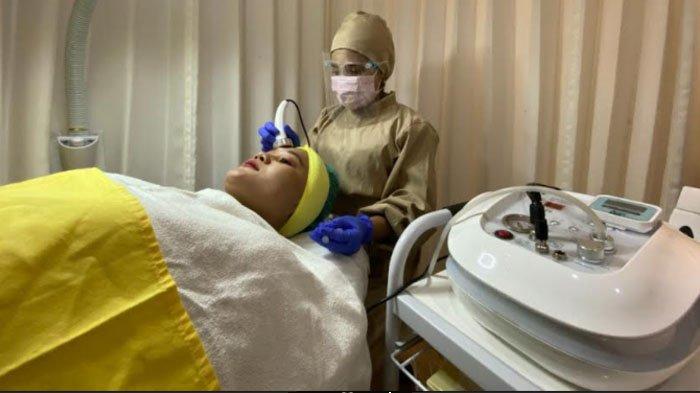 Kulit Glowing dalam Sekejap lewat Treatment Melano C Delovely Clinic ...