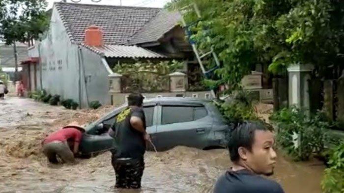 Update Banjir di Kabupaten Jember, Warga Mulai Membersihkan Lumpur yang ...