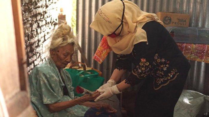 Peringati Hari Kartini, PKK Nganjuk Bagikan Bingkisan Pada Wanita Lansia Kurang Mampu - Surya.co.id