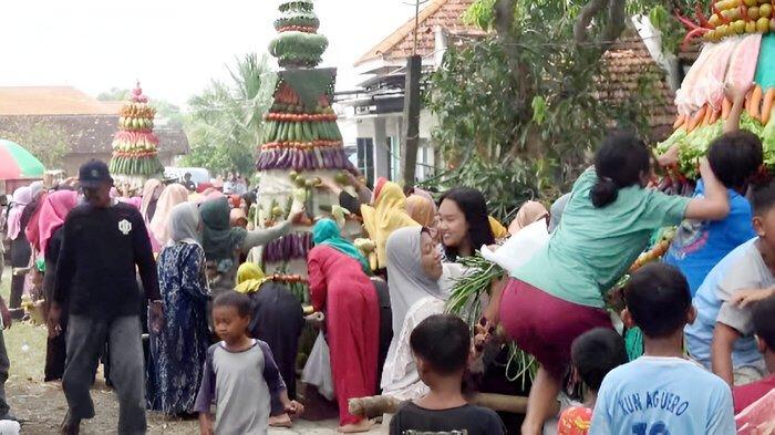 Emak-emak di Sarirejo Lamongan Ramaikan Tradisi Sedekah Bumi dan Berebut Gunungan - Surya.co.id