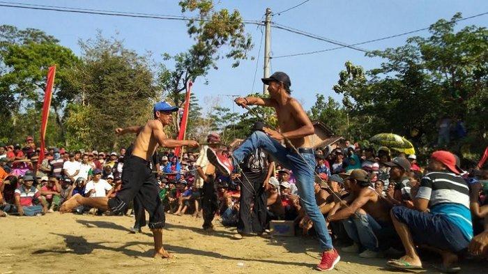 Warga Tiudan Menggelar Tiban, Tradisi Saling Pecut Simbol Memohon ...