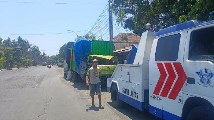 Diduga Sopir Mengantuk, Truk Boks Kecelakaan Tabrak Truk Trailer di Raya Pantura Situbondo ...