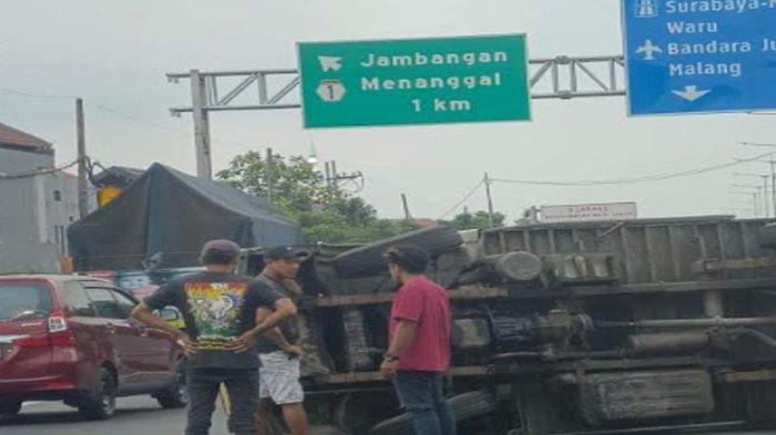 Hindari Mobil di Depan Rem Mendadak, Truk Boks Terguling di Tol Gunungsari Surabaya, Sopir ...